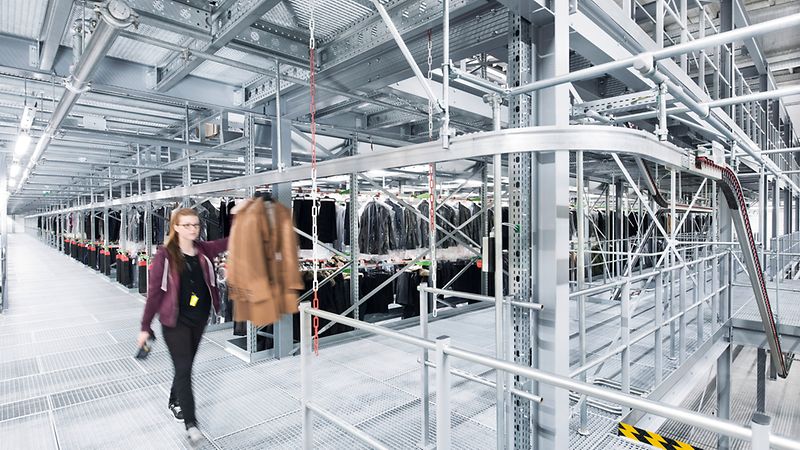 Flexible overhead transport on horizontal and vertical conveying ...