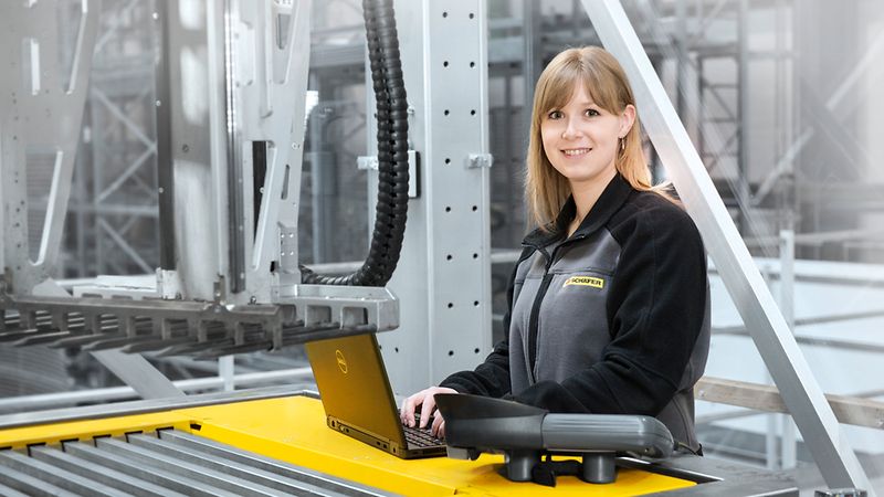 Apprenticeship as Machine and plant operator | SSI SCHAEFER