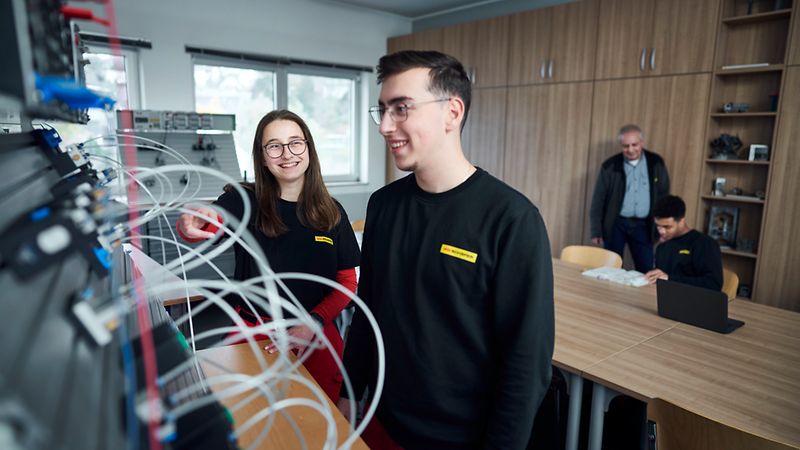 Apprenticeship as Electronics Technician | SSI SCHÄFER