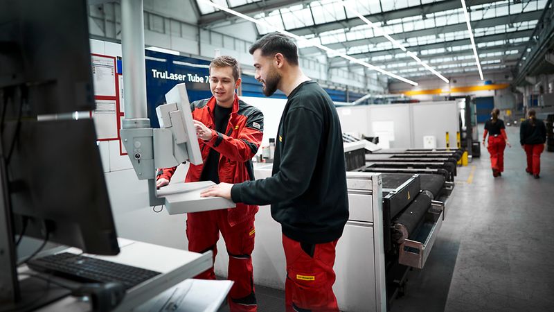 Apprenticeship as Machine and plant operator | SSI SCHAEFER
